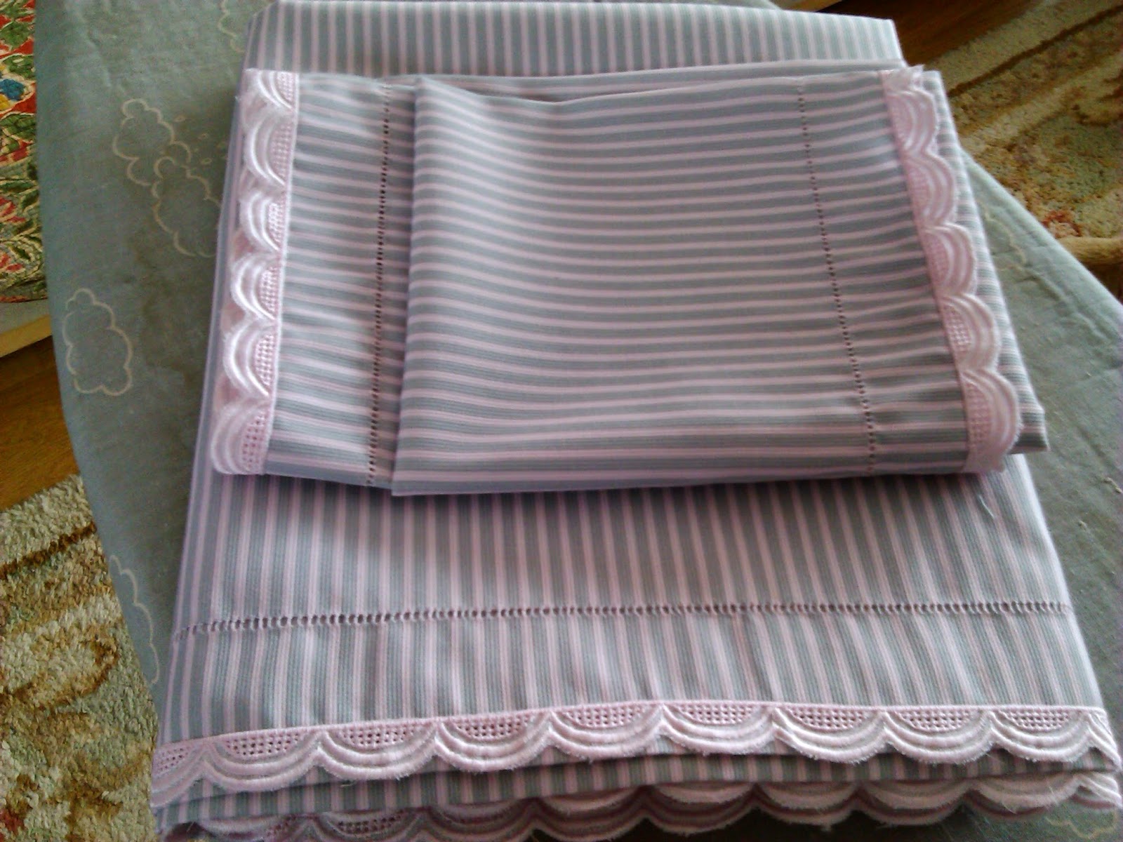 ponfasmas&cía: Sábana de cuna, rosa y gris con vainicas y puntillas