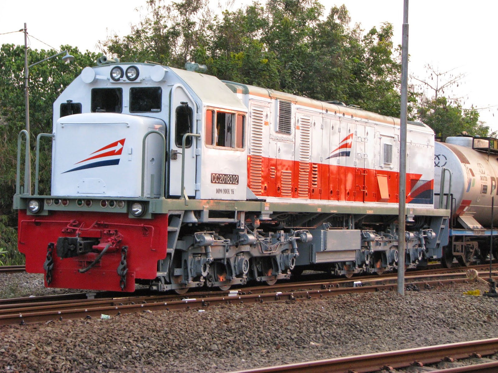 Kereta Api Indonesia: Lokomotif CC201 Melangsir Gerbong di Dipo Ketel ...