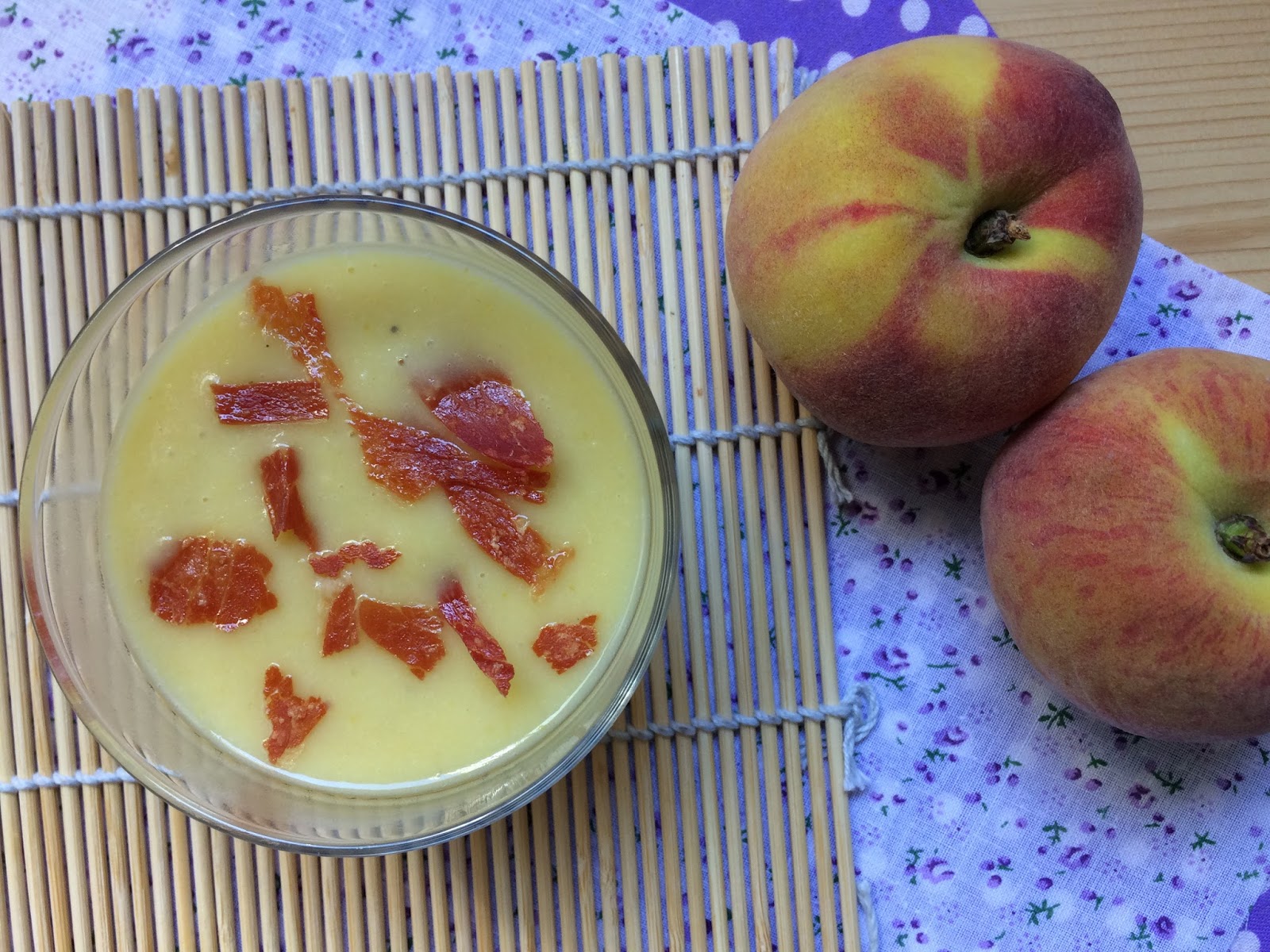 Crema templada de melocotón con crujiente de jamón