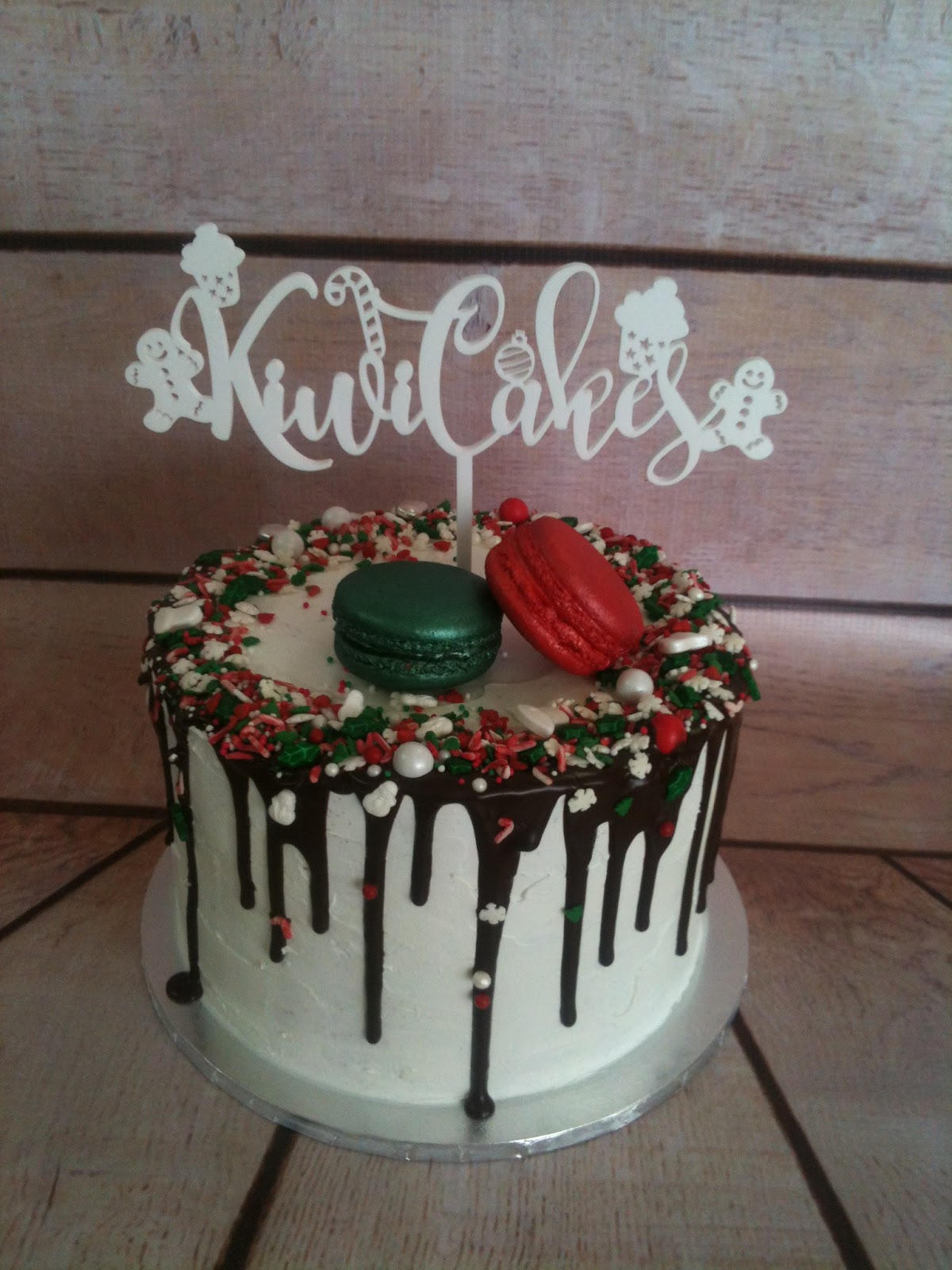 Kiwi Cakes: Christmas drip cake from Kiwicakes
