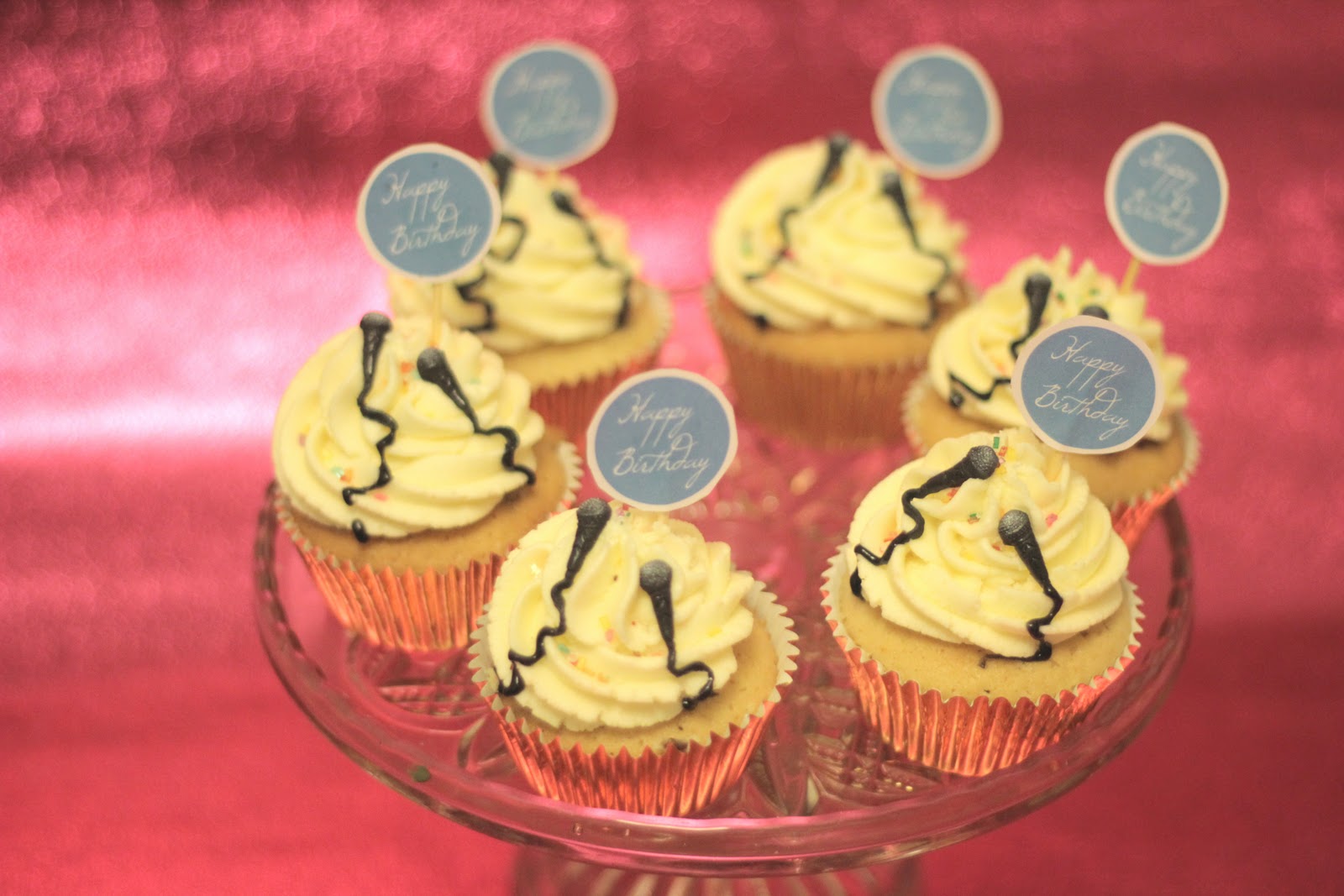 feed my face with cake: Microphone cupcakes