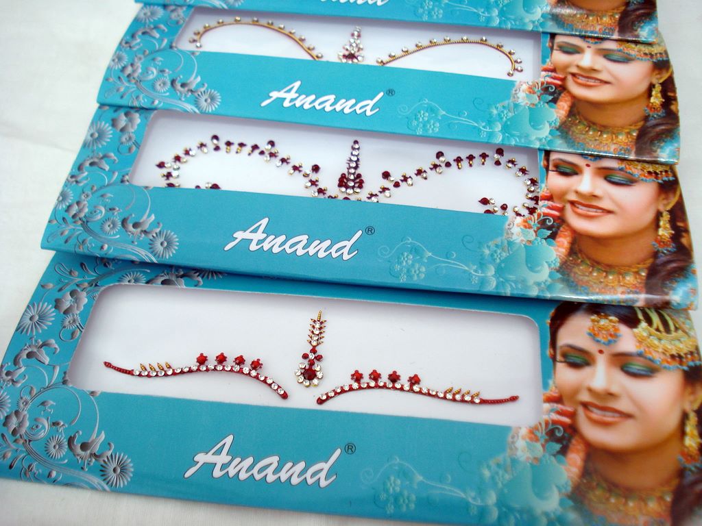 STYLISH BINDI , DESIGNER BINDI , LADIES BINDI - Beauty and Trends