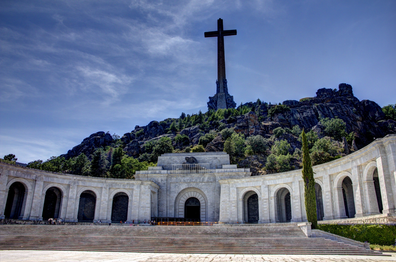 33 Colossal Monuments and Statues Around the World