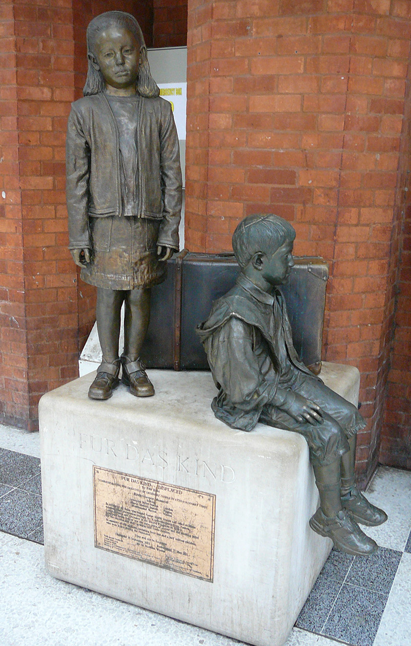 Statues Quo: Für das Kind - displaced (Pour l'enfant - déplacé)