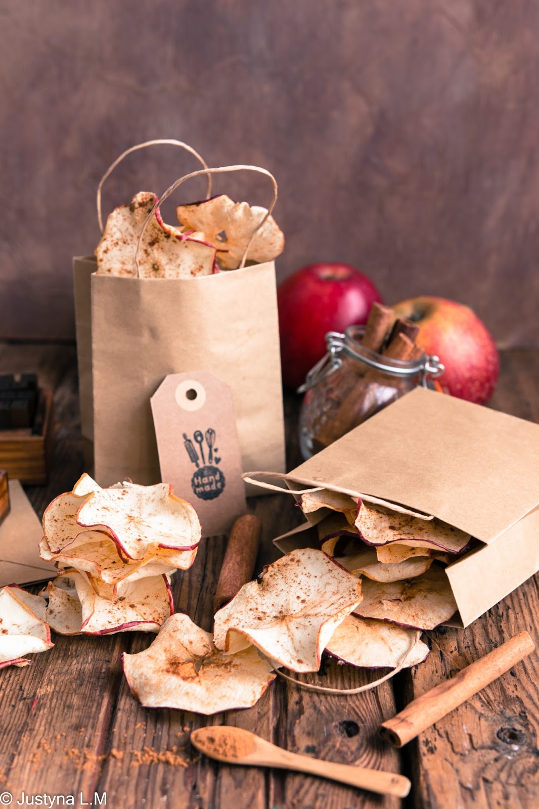 Suszone chipsy jabłkowe z cynamonem