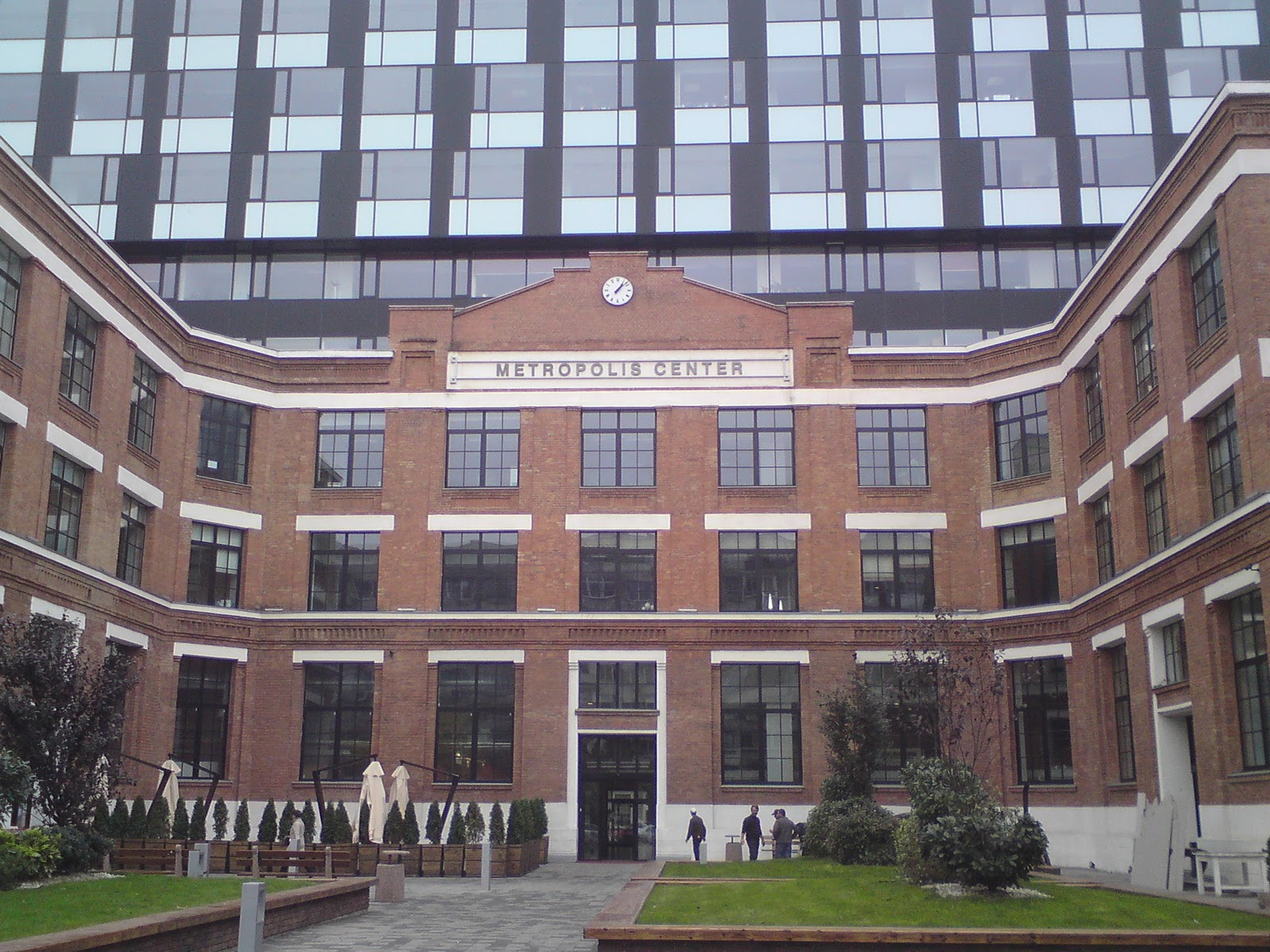 Despre usi: Metropolis Center
