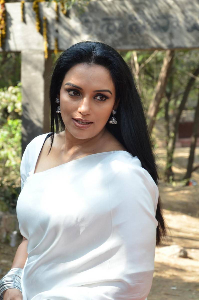 Indian Actress and Model Swetha Menon in White Saree Pictures