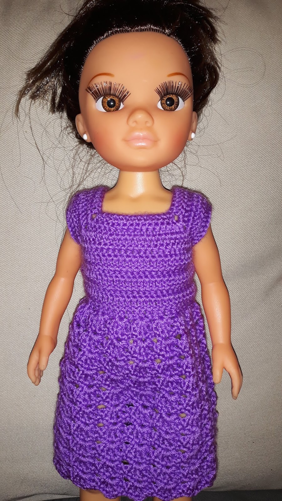 Nancy: vestido morado con dibujo de conchas