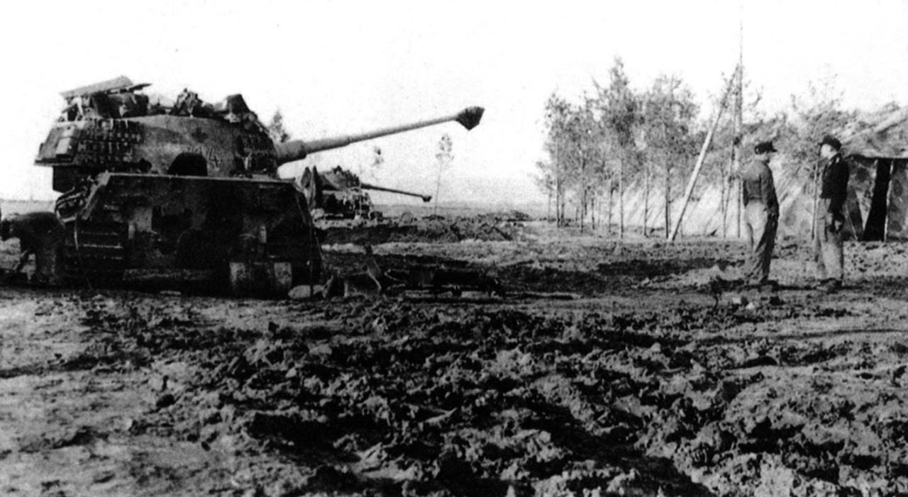 Panzermänner: Königstiger of sPz.Abt.501 being Repaired in the Open