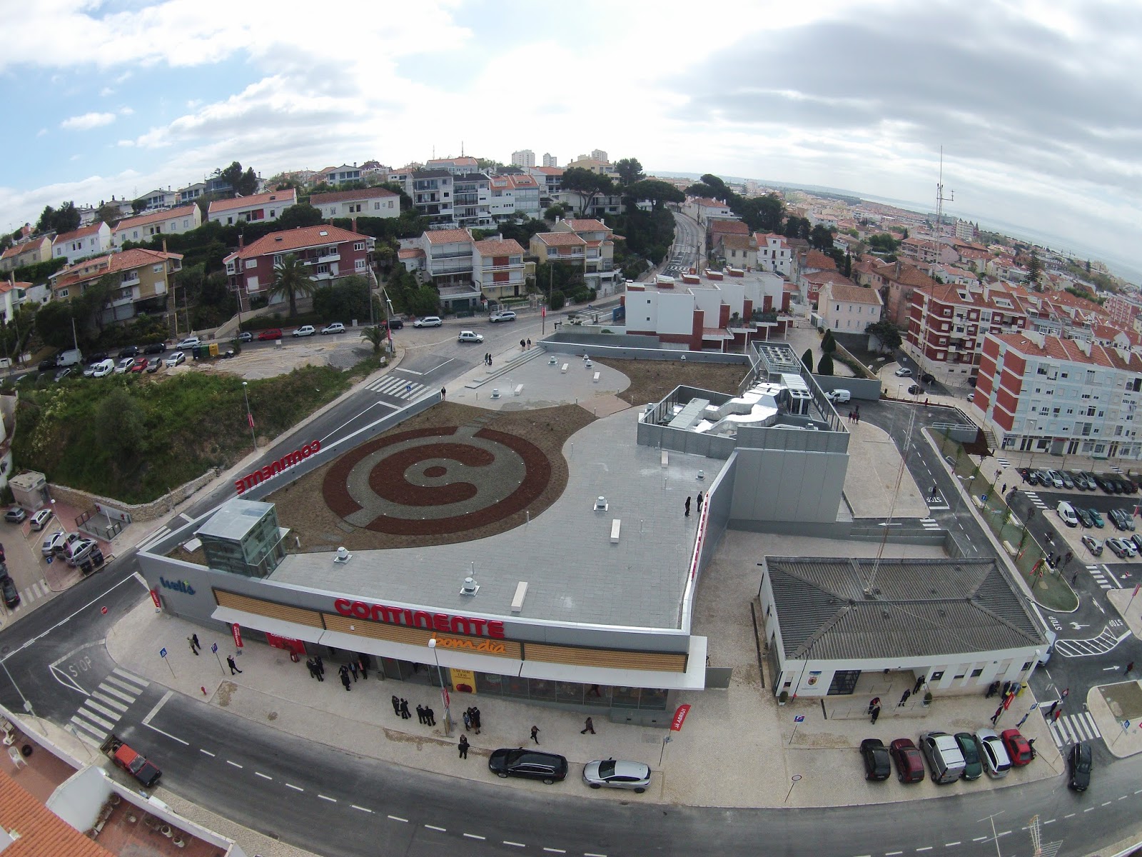 CONTINENTE NA PAREDE "BEM PROTEGIDO" E COM 65 NOVOS POSTOS DE TRABALHO