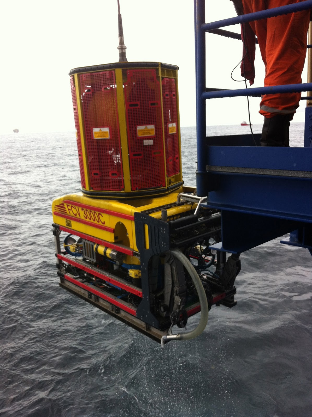 Teh C Kosong: LAUNCHING AND RECOVERY ROV
