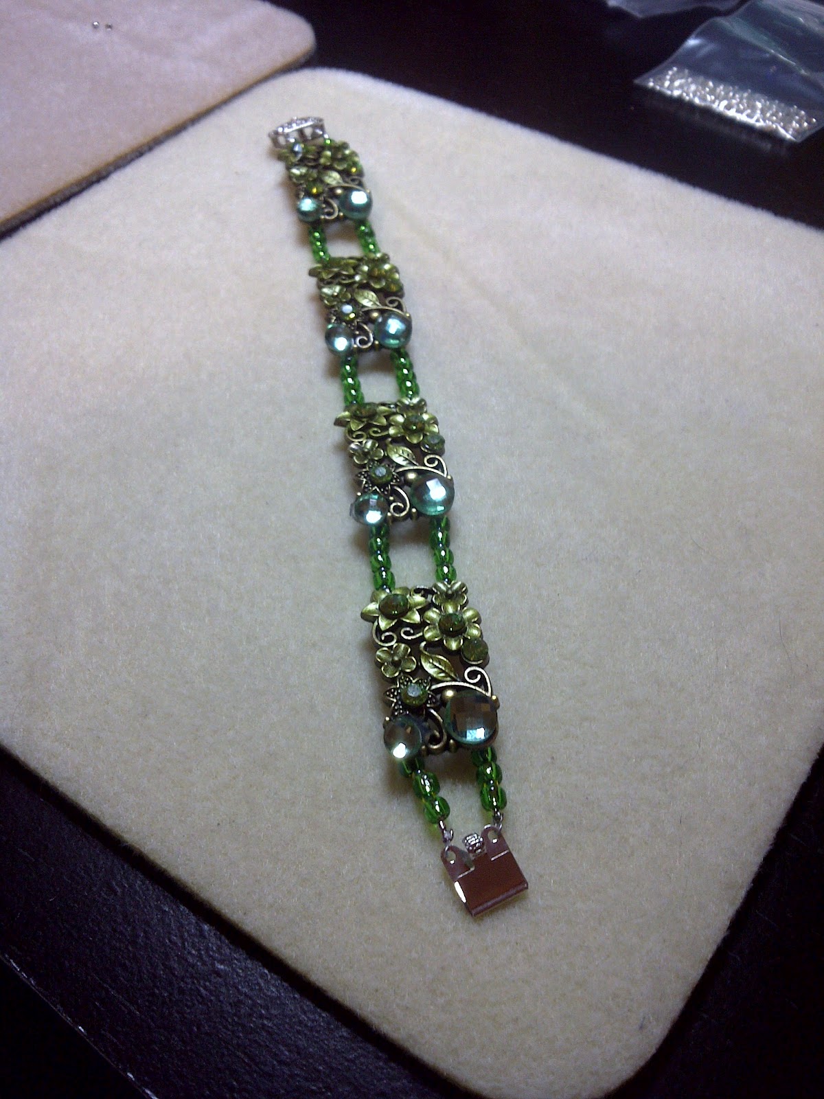 Emerald Hills: Tutorials on 'Bracket' Bracelets