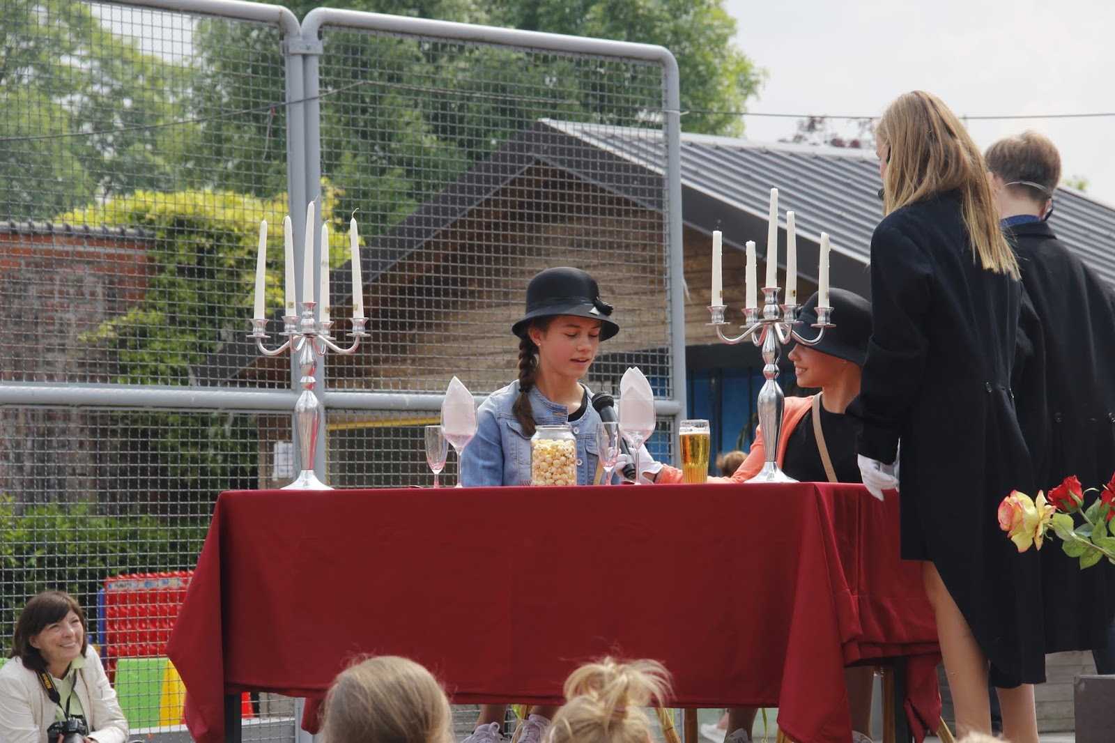 Activiteiten met heel De Wegwijzer!: Schoolfeest: Aan tafel!