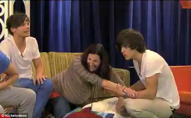 NickALive!: One Direction's Louis Tomlinson And Zayn Malik Help ...