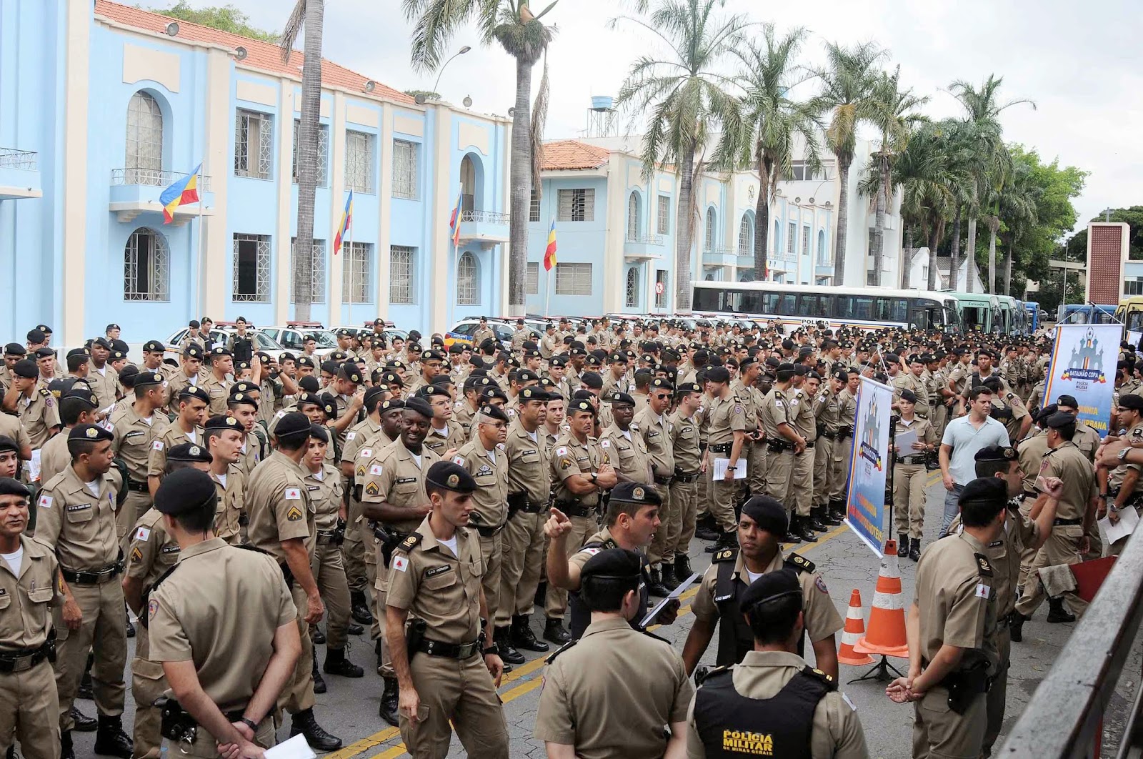 BATALHÃO DA COPA É APRESENTADO COM QUASE 3 MIL POLICIAS MILITARES EM ...