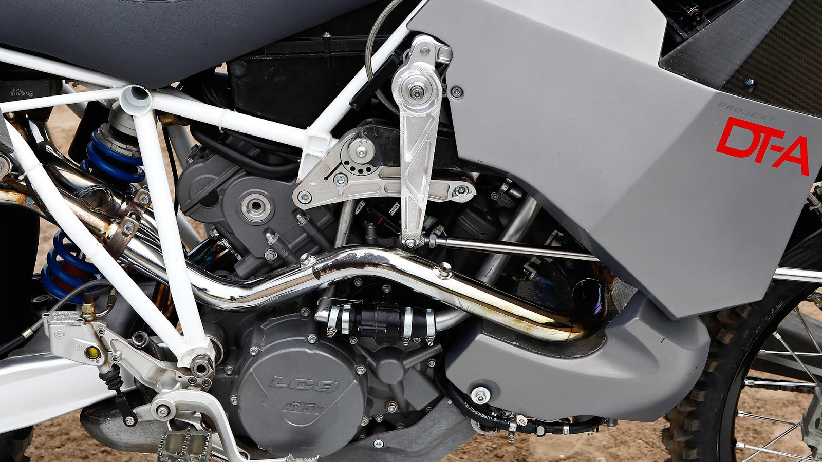 KTM 990 2WD | Projekt DT-A - RocketGarage - Cafe Racer Magazine