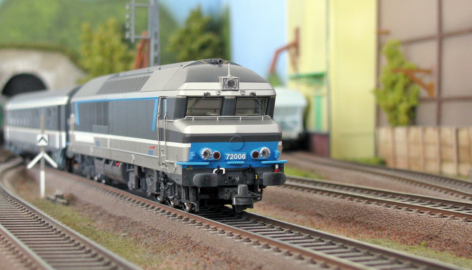 Voie de Débord: Premier train voyageur pour la CC 72006