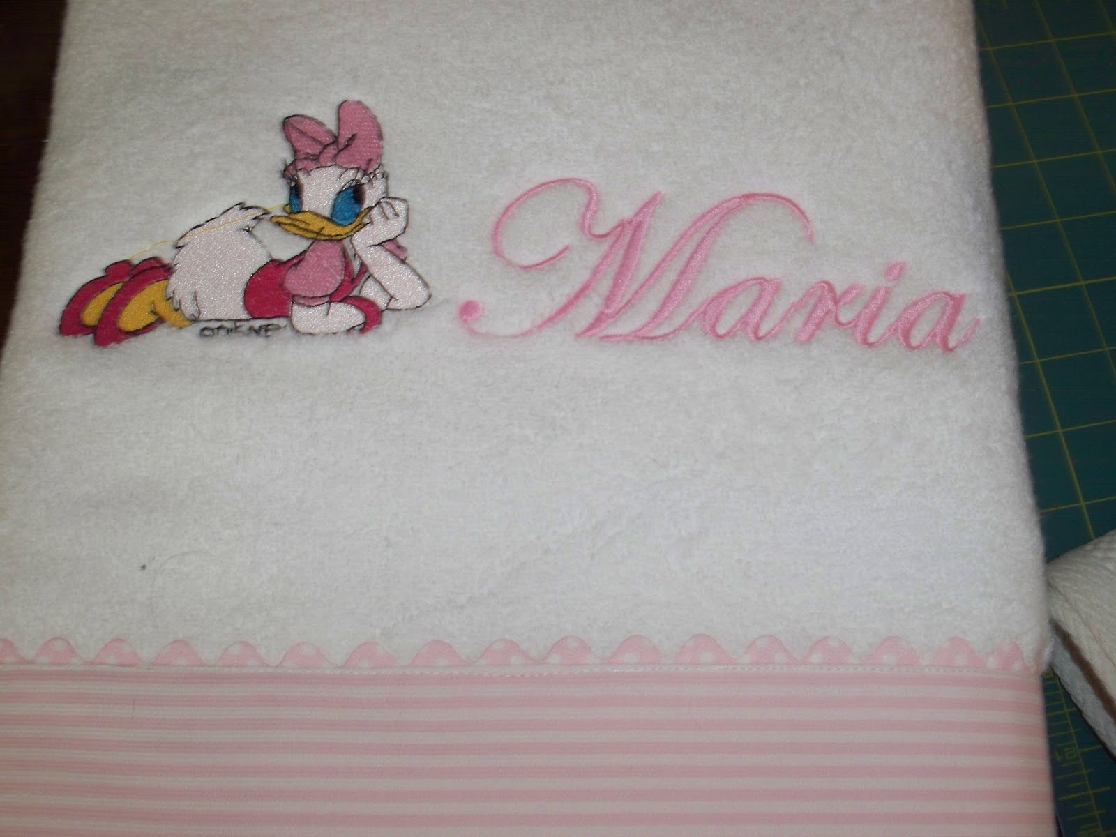 Entre agujas y canillas. La mar de bordados.: TOALLAS BORDADAS PARA BEBE