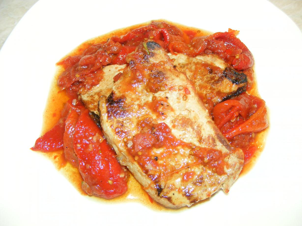 Muschi de porc la gratar cu rosii si ardei copti | Preparatedevis.ro