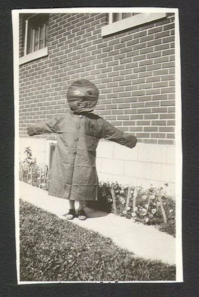 A Collection of 20 Incredibly Bizarre Vintage Halloween Costumes ...