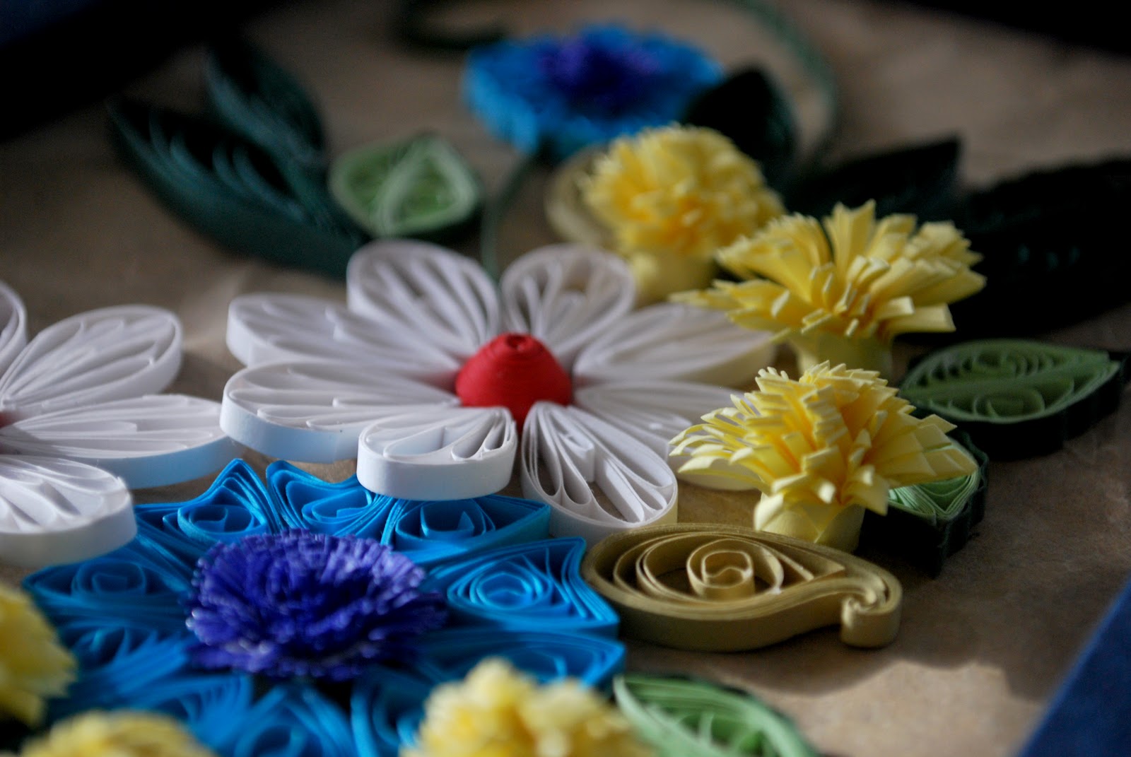 Artist who blogs...: Simple Quilled Flowers with A Paper Frame