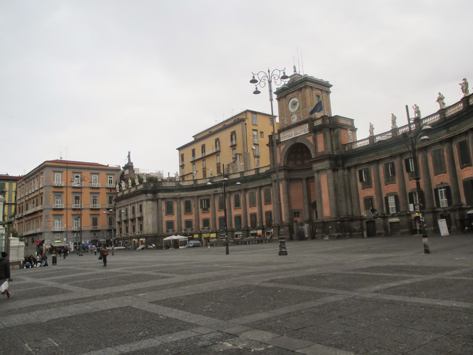 RINT E VIC: Piazza Dante: “godetevi lo spettacolo”