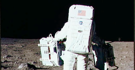 MOON HOAX: DEBUNKED!: 5.16 How come the backpack antenna appears and ...