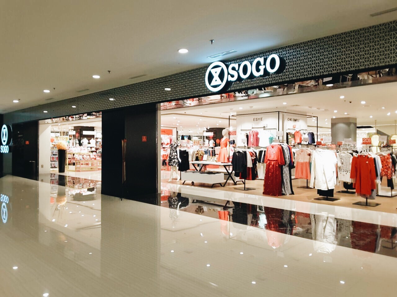 SEMARAK 28 TAHUN HARI JADI SOGO INDONESIA DEPARTMENT STORE BERNUANSA HOLLYWOOD REDCARPET