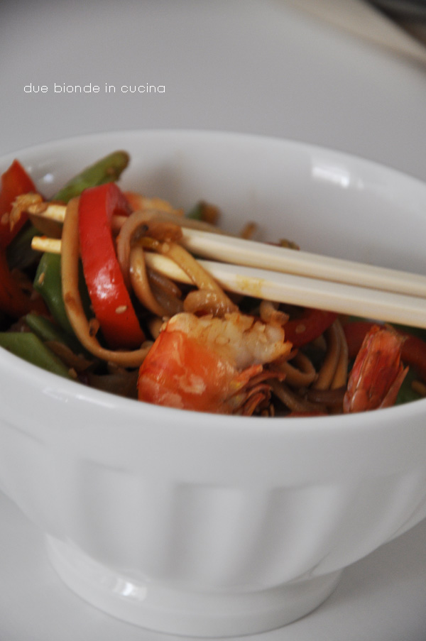 Due bionde in cucina: Udon di riso con gamberoni e verdure saltate