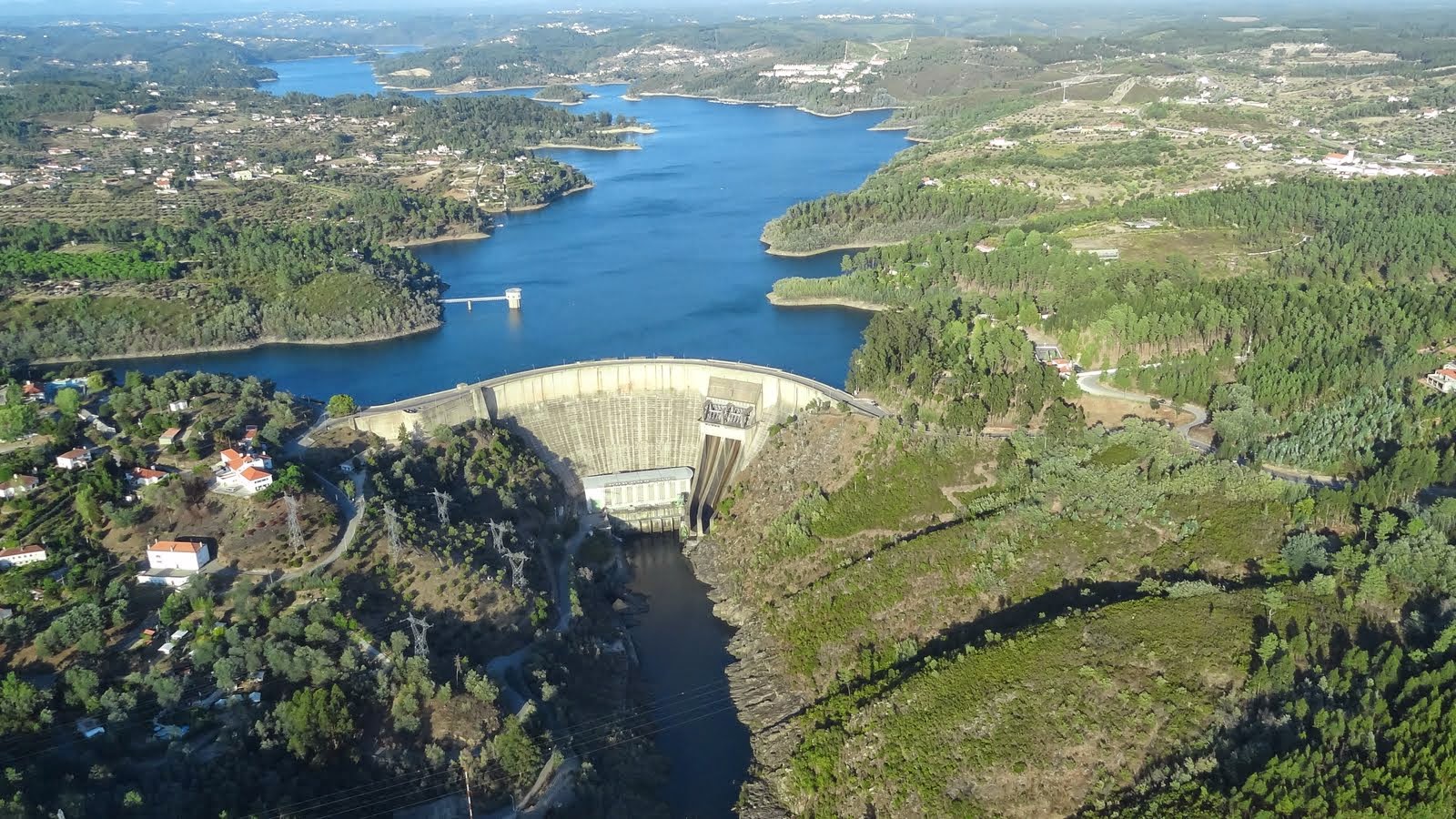 Horta do Zorate: Barragem de Castelo de Bode, rio Zêzere, Tomar, Portugal