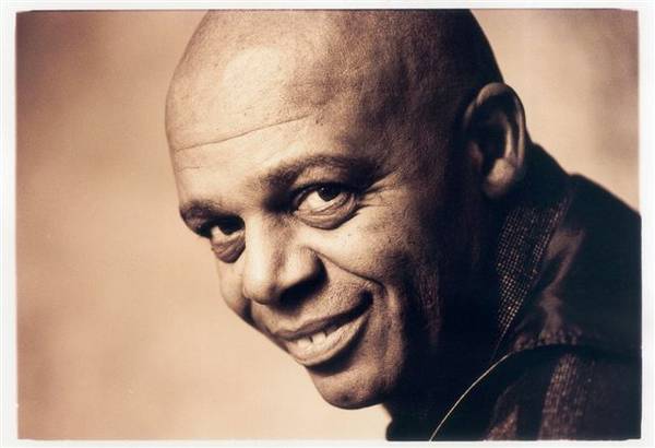 OrtaBlog: Ronnie Jones Live all'Orta Beach Club