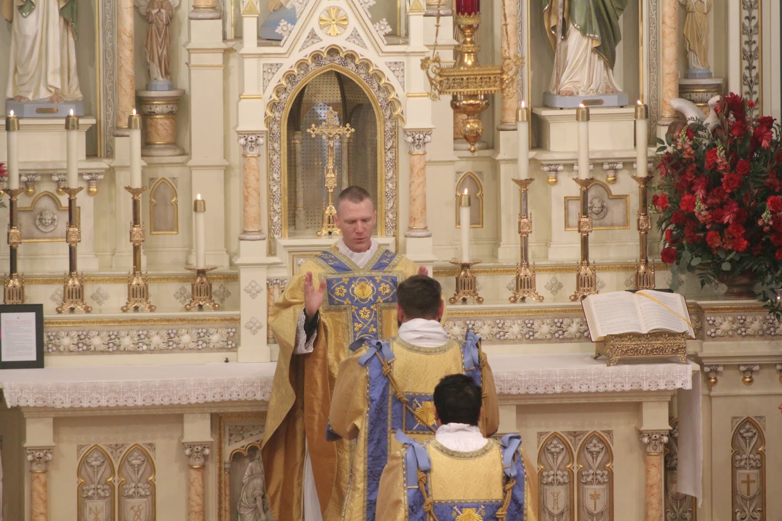 New Liturgical Movement: Photos of a New Priest’s First Mass