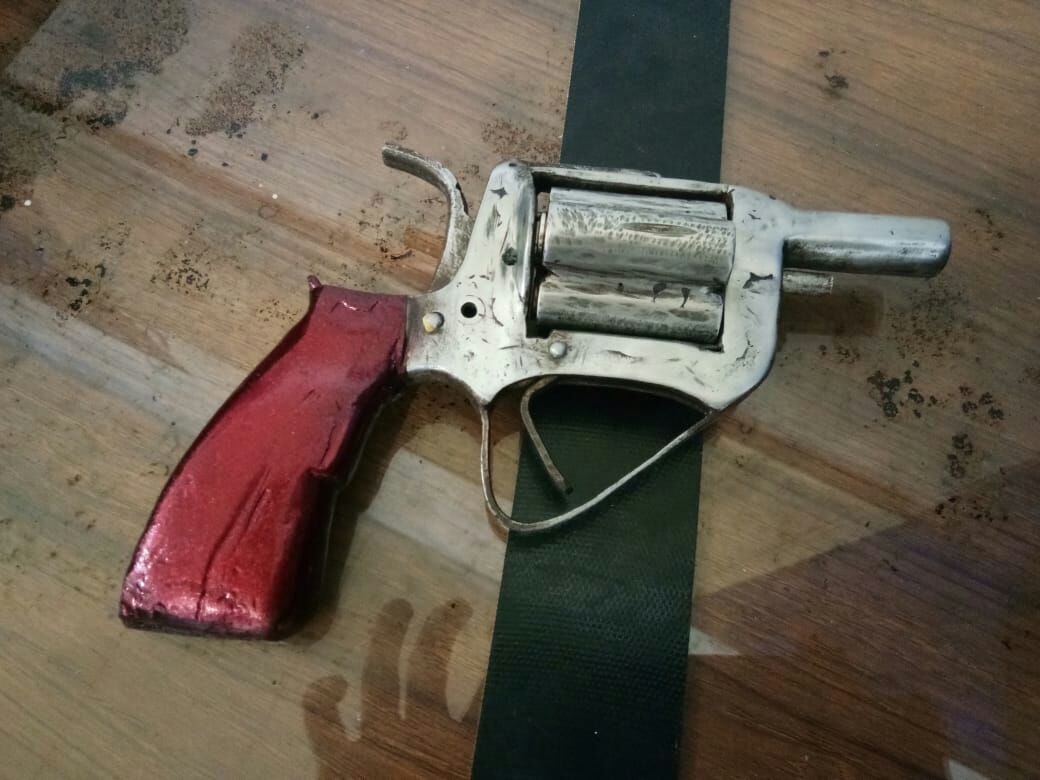 Pegang Pistol Rakitan, Karyawan Karaoke Dibekuk - TROTOAR NEWS