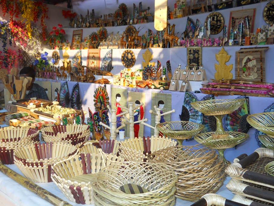 A COLOURFUL HANDICRAFT STALL. FOTO: ESP - EASTERN PHOTO SERVICE