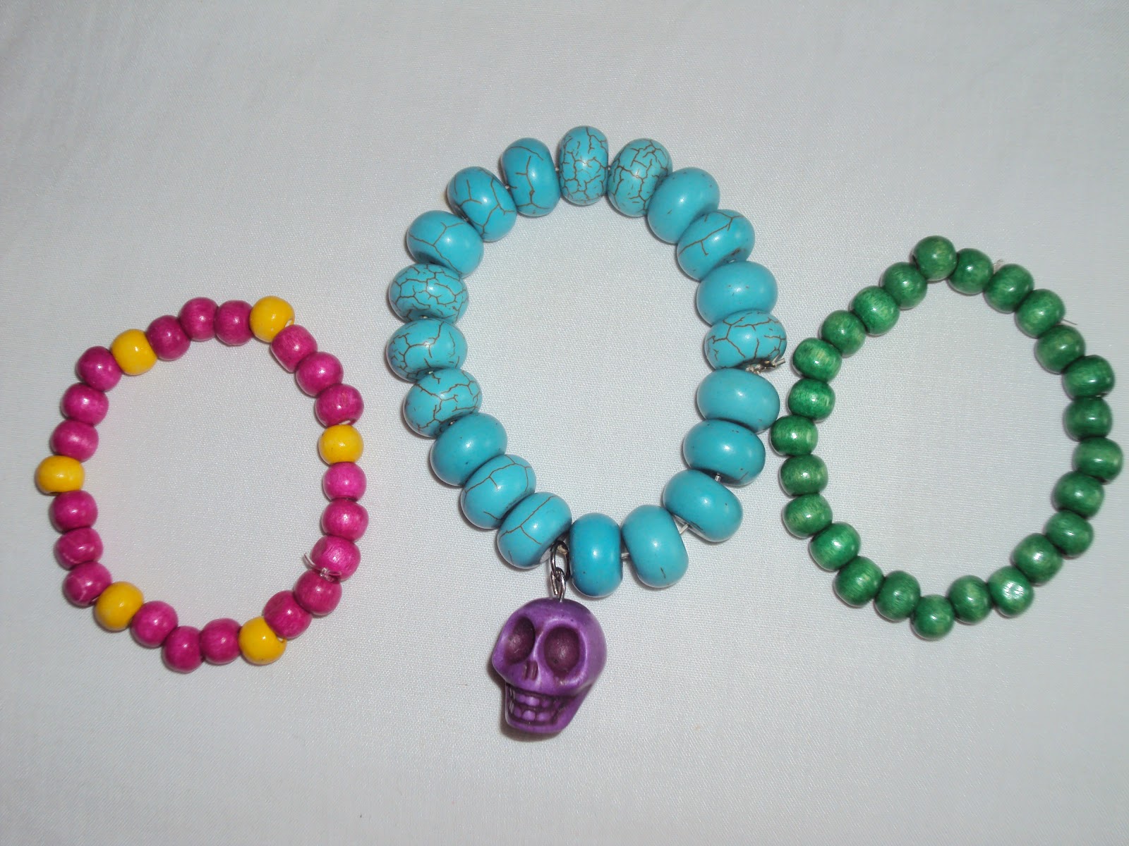 BOLILLO, BORDADOS Y FLECOS: PULSERAS HECHAS A MANO