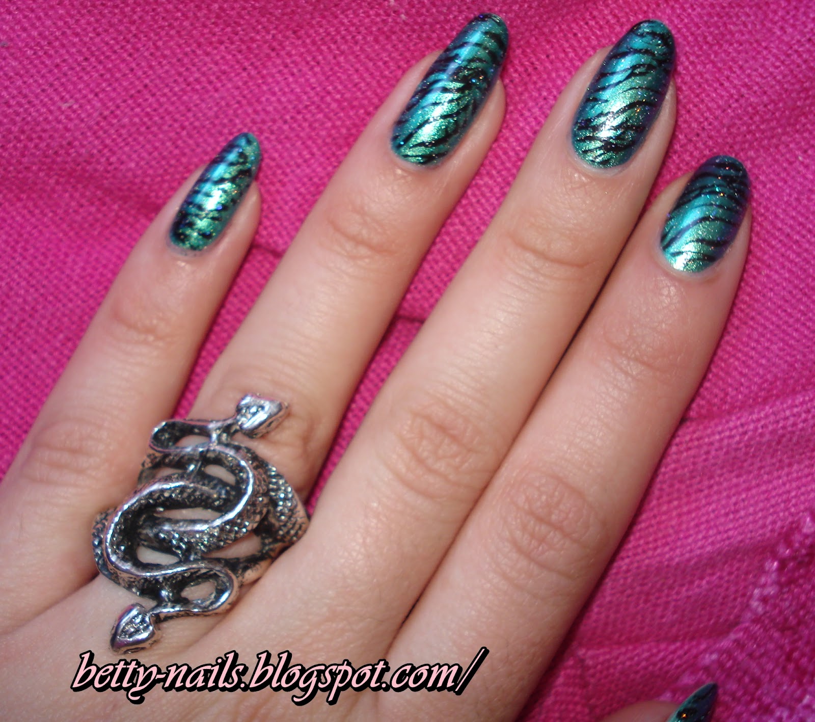 Betty Nails: Green Tiger Nails