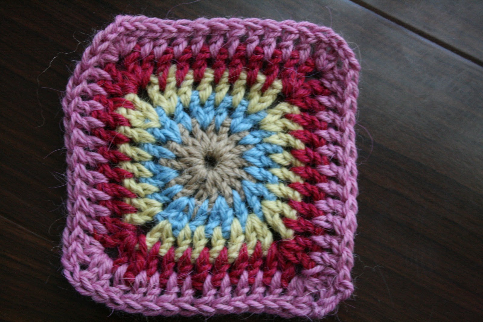 Happy Woman: A new granny square pattern