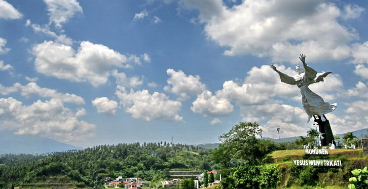 Murid Setia Yesus: Patung Yesus Memberkati Manado Indonesia