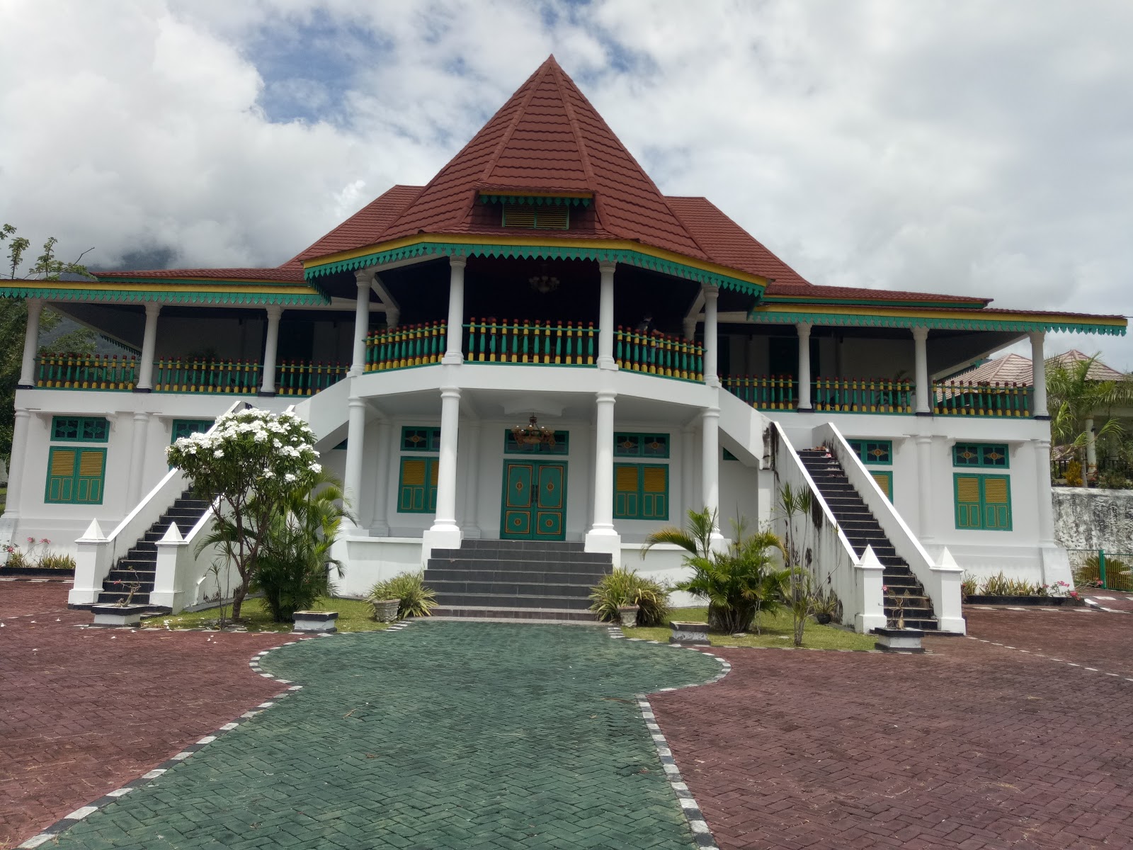 Mengenal Lebih Dekat Pulau Tidore, Salah Satu Destinasi Wisata Sejarah ...