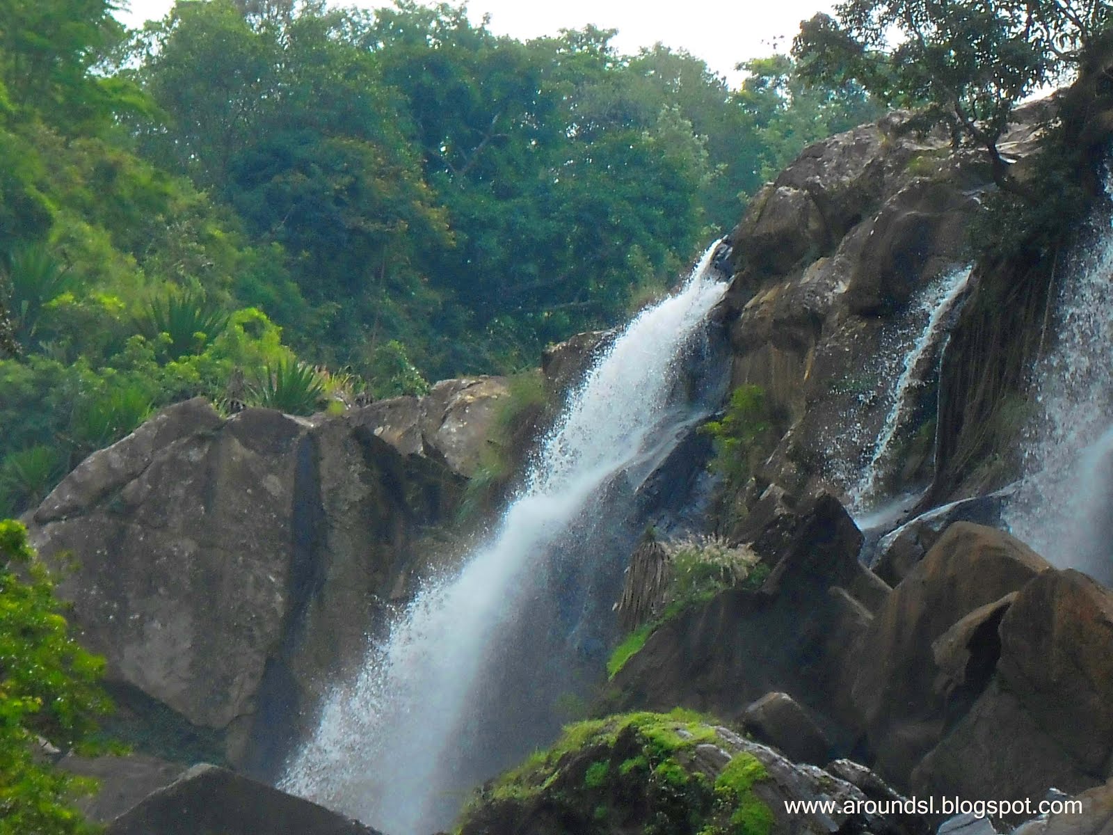 Mandawala waterfall [මන්ඩාවල දියඇල්ල], Ekiriya.