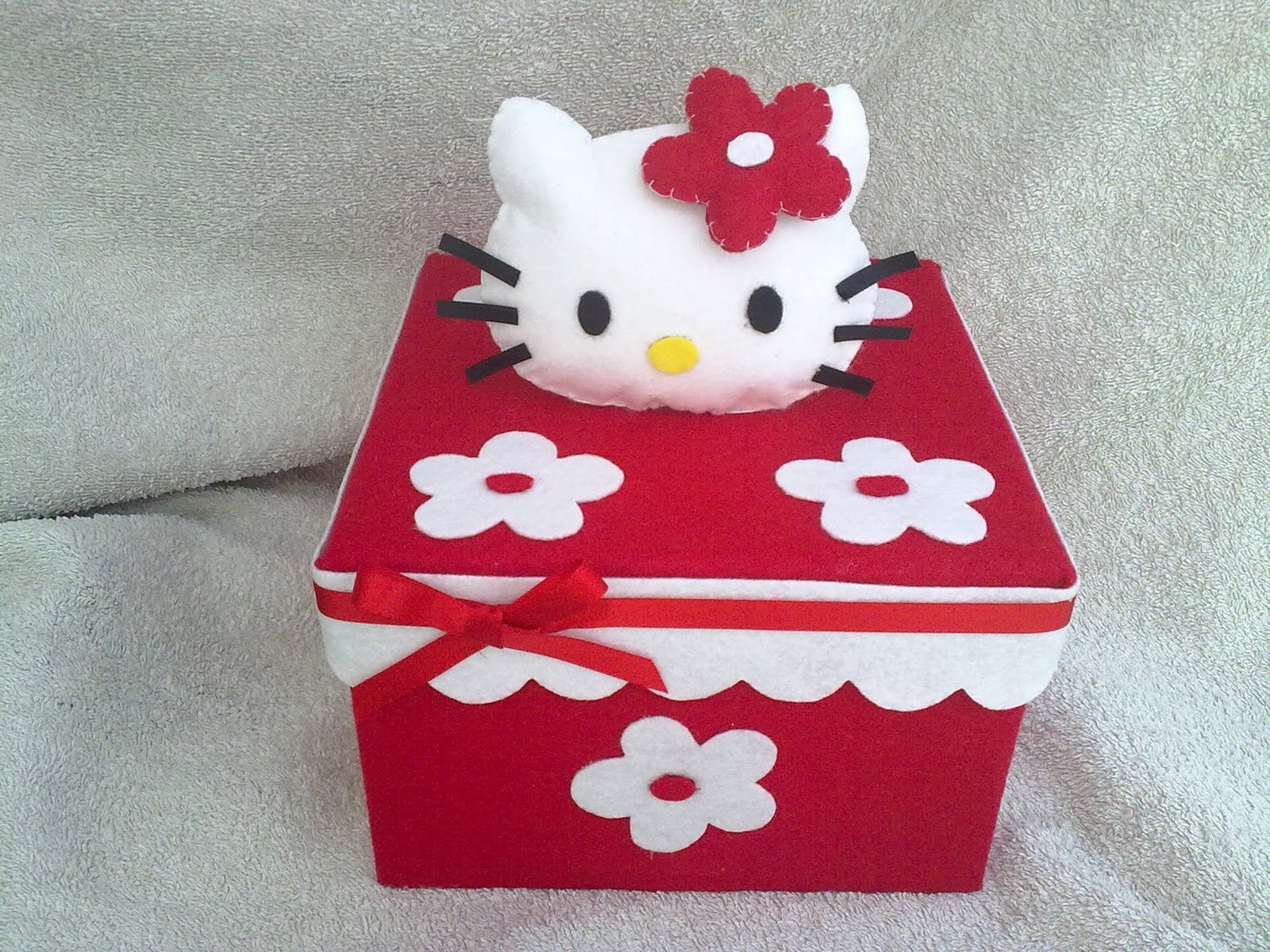 Mis Ositos ADA: CAJA DE HELLO KITTY EN ROJO Y BLANCO