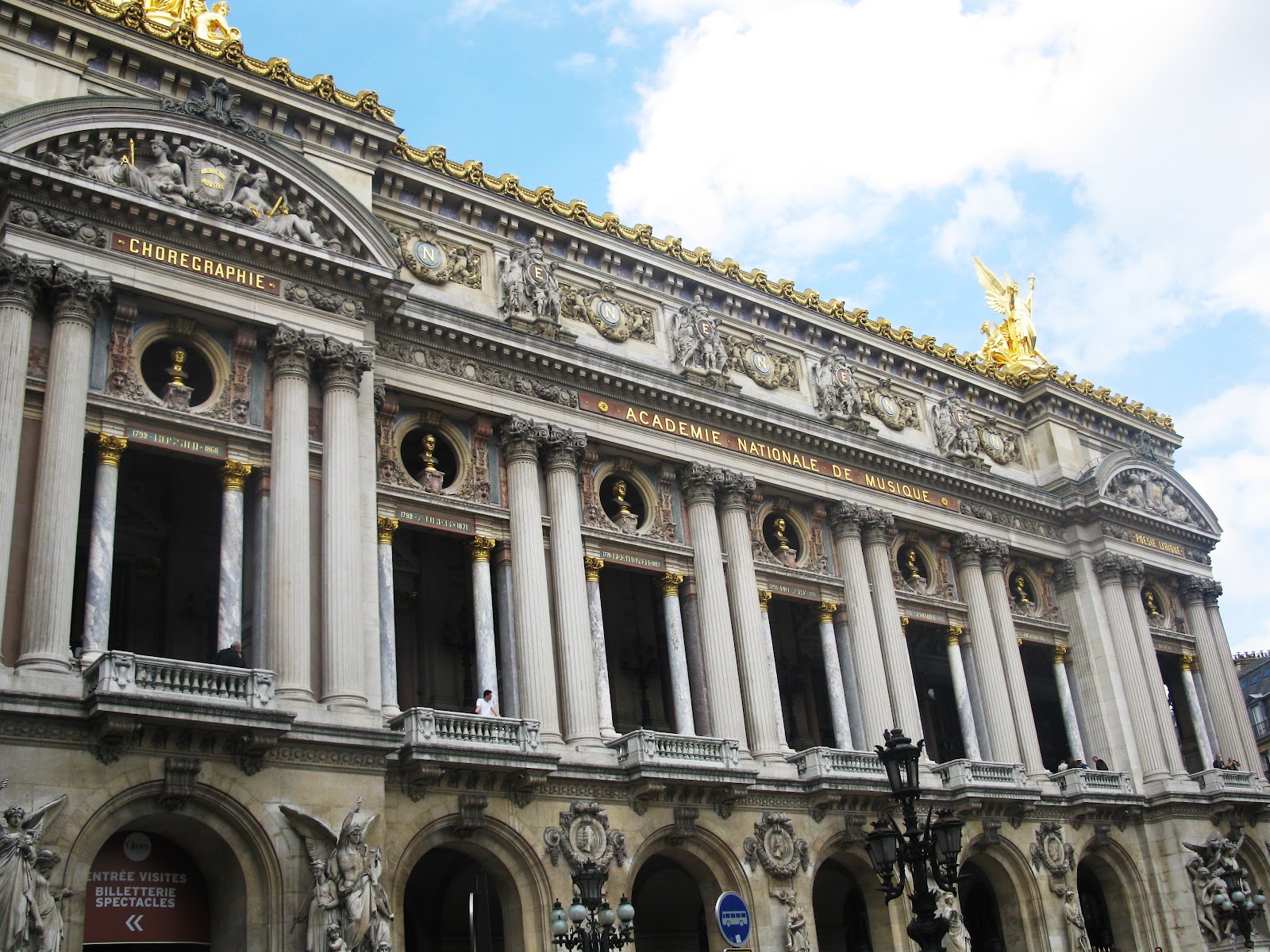 Sur la Seine: Promenade #18: Grands Boulevards: Galerie Lafayette and ...