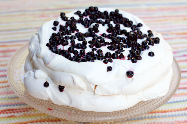 Hämmentäjä: Vegaaninen mustaviinimarjapavlova