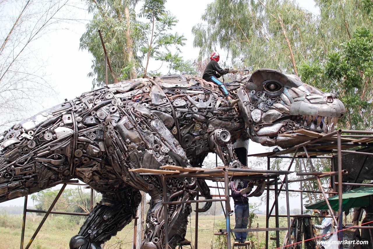 World biggest scrap metal dinosaur - Tyrannosaurus rex sculpture ...