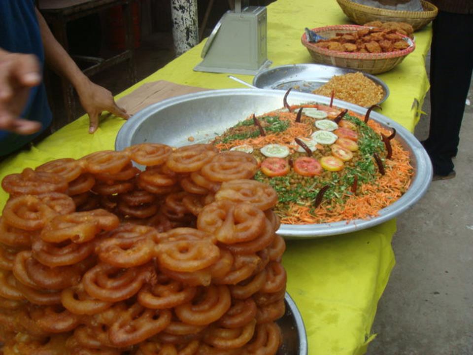 Ghurnayoman Ghora-Fera:::...: Bangladeshi Iftar Items