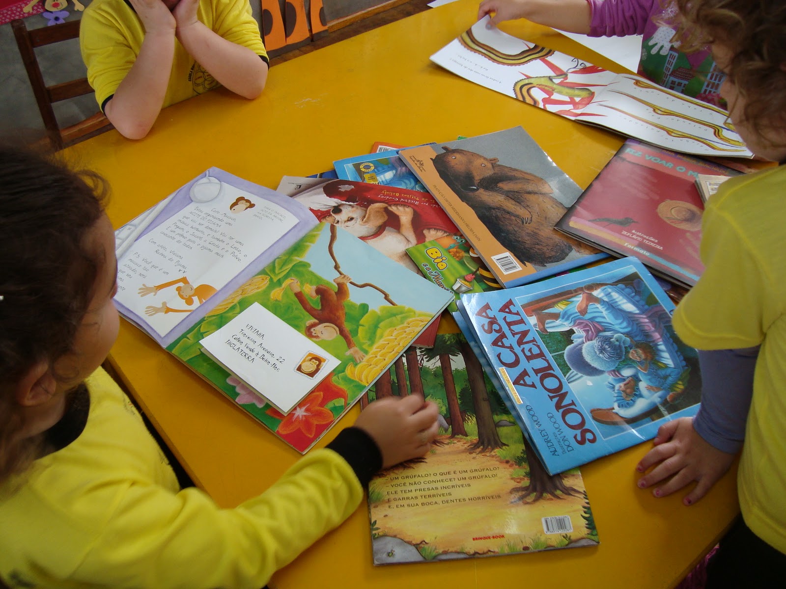 A criança e o mundo das histórias: Formação de leitores