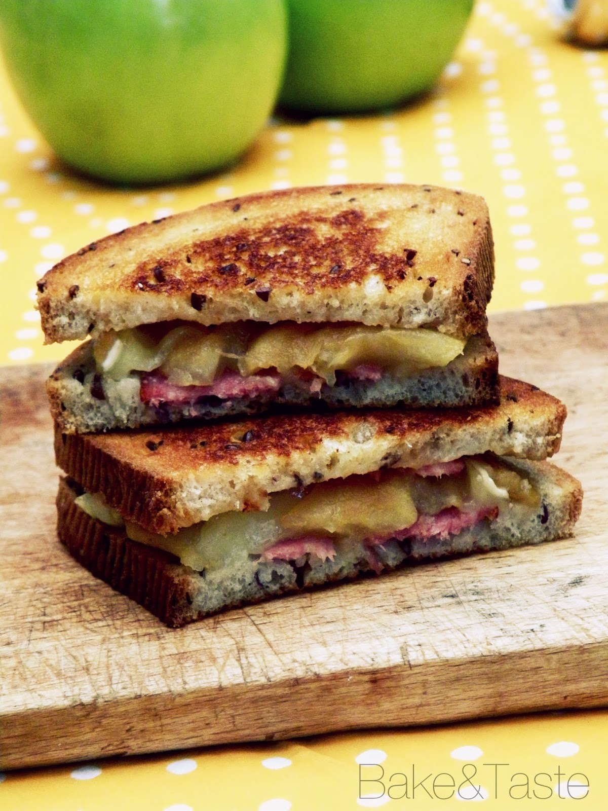 Bake&Taste: Tosty z jabłkami, serem camembert i szynką wędzoną