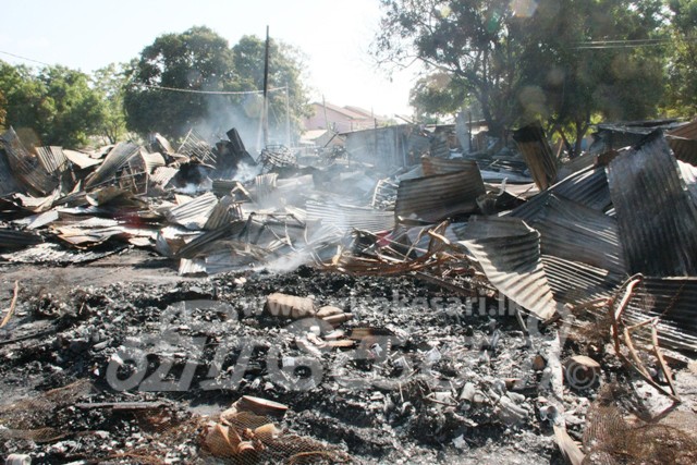 உதவிகளை எதிர்பார்க்கும் தீயினால் நிர்க்கதியான கிளிநொச்சி பொதுச்சந்தை ...