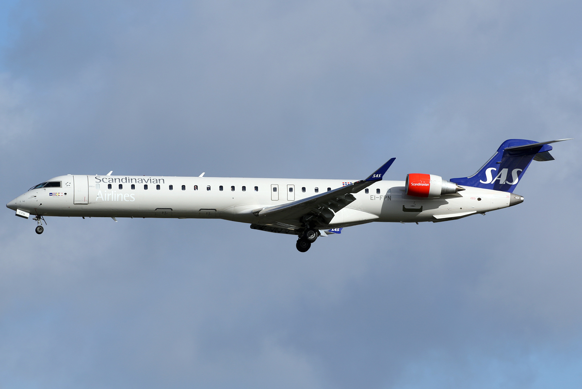 WORLD AIRCRAFT IMAGES by Terry Wade: EI-FPN CRJ9 SAS EGLL (London ...