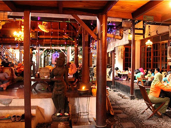 Uniknya Pengalaman Berkuliner di The House of Raminten, Yogyakarta ...